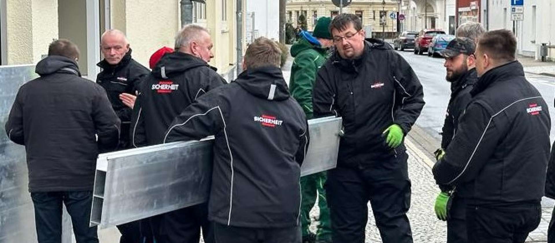 DWSI hilft beim Aufbau der Flutschutzwände | Dresdner Wach- und ...